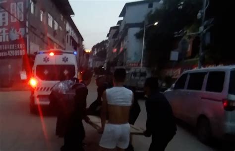 男子突然昏迷当街摔倒，头部流血不止 3名下班警察听见呼救冲上去腾讯新闻