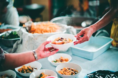 가난한 사람들과 노숙자를위한 자선 음식 식량 부족과 굶주림의 개념 2명에 대한 스톡 사진 및 기타 이미지 2명 개념 개념과 주제 Istock