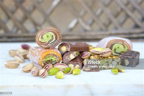흰색 나무 배경에 피스타치오 있는 동부 터키어 과자 피스타치오 있는 향기로운 바 클 라바 초콜릿 과자 0명에 대한 스톡 사진 및 기타 이미지 Istock