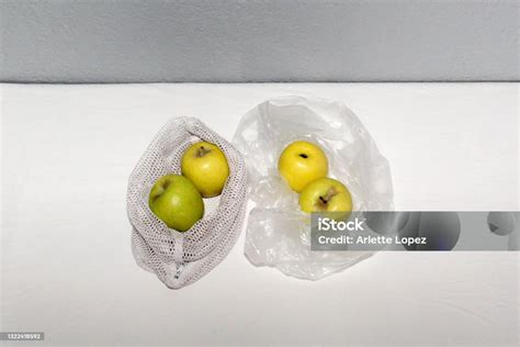 7월 3일 일회용 비닐 봉지를 줄이고 책임있는 소비를 촉진하기 위해 국제 비닐 봉지 무료 의 날을 기념합니다 가방에 대한 스톡 사진 및 기타 이미지 Istock