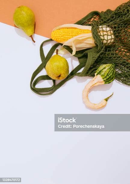 패키지없는 음식 쇼핑 유기농 옥수수 호박 배가 들어간 친환경 천연 가방 지속 가능한 라이프 스타일 제로 폐기물 개념 플라스틱 무료 항목 재사용 최소한의 감소 거절 플랫 레이