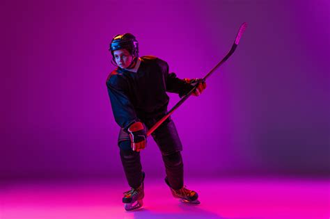 네온 라이트에서 보라색 배경에 고립 된 어린이 소년 하키 선수 훈련의 전체 길이 이미지 얼굴 보호 마스크에 대한 스톡 사진 및 기타 이미지 Istock