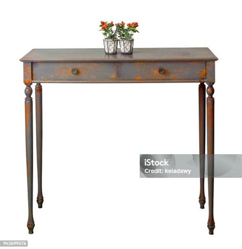 두 명의 서랍 나무 레트로 빈티지 테이블 위에 붉은 꽃으로 옛 스타일 데스크톱 화분 회색과 주황색에 고립 된 흰색 클리핑 경로 포함 하 여 그린 0명에 대한 스톡 사진 및