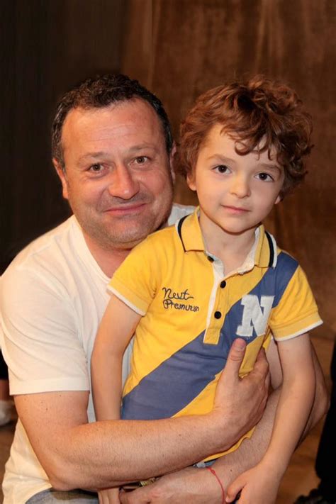 Синът на Рачков вече е голямо момче и одра кожата на майка си вижте порасналия Митко младши