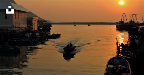 일몰 동안 물 위에 보트의 실루엣 사진 Unsplash의 무료 바다 이미지