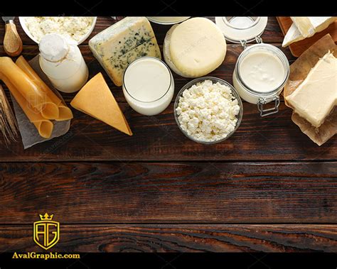 عکس لبنیاتی با موضوع لبنیات مختلف روی میز چوبی