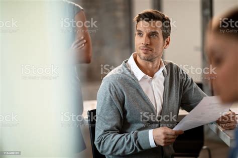 사무실에서 프레젠테이션을 듣는 동안 서류를 들고 웃는 사업가 30 39세에 대한 스톡 사진 및 기타 이미지 30 39세 Staff Meeting 교육 강좌 Istock