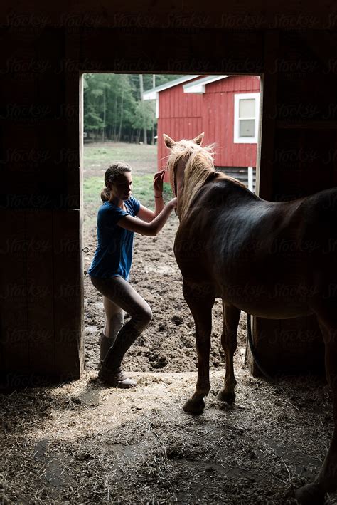 Teen Girl At A Horse Farm Del Colaborador De Stocksy Lea Jones