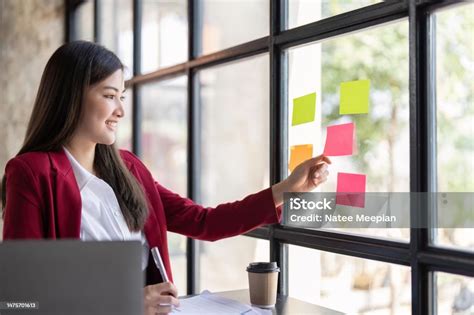 스티커 메모 종이 알림 일정 보드 비즈니스 여성 회계사 일 감사 및 계산 비용 연간 보고서 대차 대조표 재무제표 금융 노트