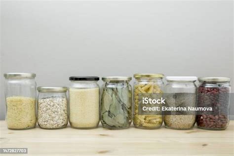 유리 항아리에 콩과 곡물의 다양 한 제로 웨이스트와 친환경 라이프스타일의 개념 가정과 주방에서 낭비 없는 가정 생활 플라스틱이 없습니다 0에 대한 스톡 사진 및 기타 이미지