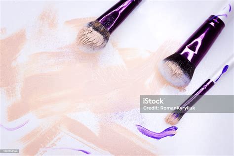 흰색 배경에 다양한 메이크업 액세서리의 컬렉션 각 샷은 별도로 촬영됩니다 갈색에 대한 스톡 사진 및 기타 이미지 갈색 그늘 눈 신체 부분 Istock