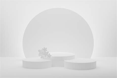 3d 사실적인 연단 배경 흰색 바탕에 세 개의 흰색 원통형 연단 세트 하얀 봄 꽃 빛나는 디스크 모형 3d 렌더링 여성의 날 무대 용 디스플레이 제품 장면 쇼케이스 생활
