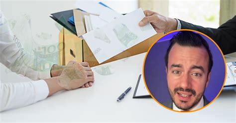 Un Trabajador Es Descubierto Por Un Detective De Compras En El Coche De Empresa En Su Jornada