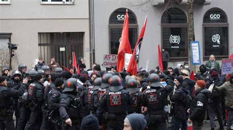 Augsburg Antifa Und Polizei Geraten Bei Demo In Augsburger Innenstadt Aneinander