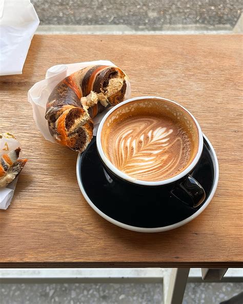 소정 저의 연희동 빵커타임은 여기로 정착할게요☕️🥯 빵과 커피는 같이 즐기면 행복함이 배로 된다고 외부음식반입 가능하다는 룩백사장님 인터뷰를 보고 좋아서 오랜만에 에띵베