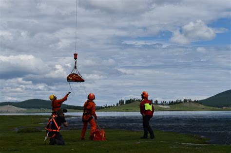 Нисдэг тэргээр уснаас аврах ажиллагааны дадлага сургуулийг Хөвсгөлд хийжээ