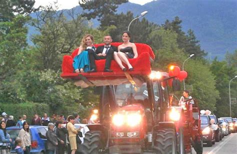 Фоторазказ На абитуриентски бал по пантофи с каруца и бентли