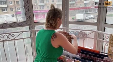 Предложил своей горячей мачехе секс на балконе а та и не против