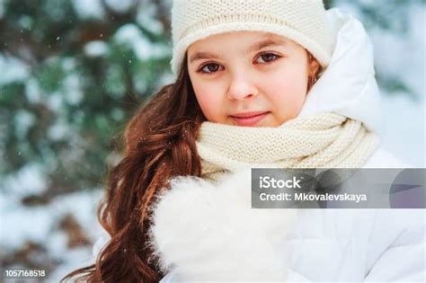겨울 백색 외 투 모자 장갑 눈 겨울 숲에서 야외 연주 꿈꾸는 아이 귀여운 여자의 초상화를 닫습니다 여행 휴가 및 활성 겨울 휴일 개념 걷기에 대한 스톡 사진 및 기타