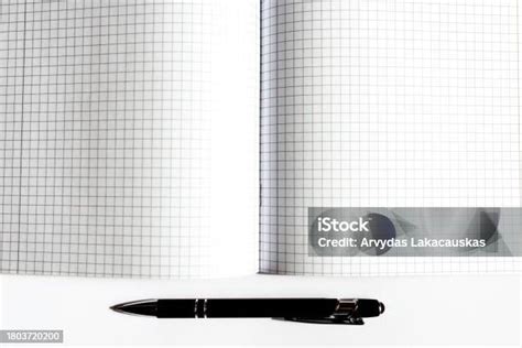 평면도 흰색 배경에 검은색 펜이 있는 체크무늬 노트북입니다 텍스트의 위치 공간을 복사합니다 0명에 대한 스톡 사진 및 기타 이미지 Istock