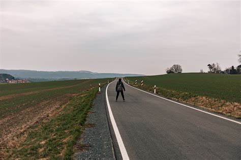 길을 걷는 배낭을 든 여자의 뒤에서 본 모습 여행하는 사람들과 함께하는 라이프스타일 사진 야외에서 아름다운 풍경 들판 숲과 산 좌절에 대한 스톡 사진 및 기타 이미지