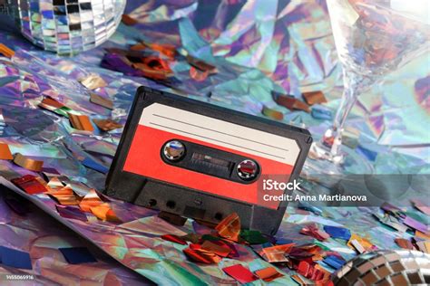 오래 된 카세트 테이프 디스코 볼 구겨진 네온 배경에 칵테일 유리 빈티지 음악 파티 개념 Y2k 디자인 트렌드 1990 1999