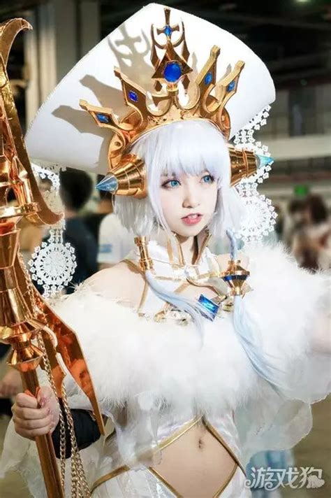 美女 神无月圣姬cos出境 拥有ssr属性的圣光牧师