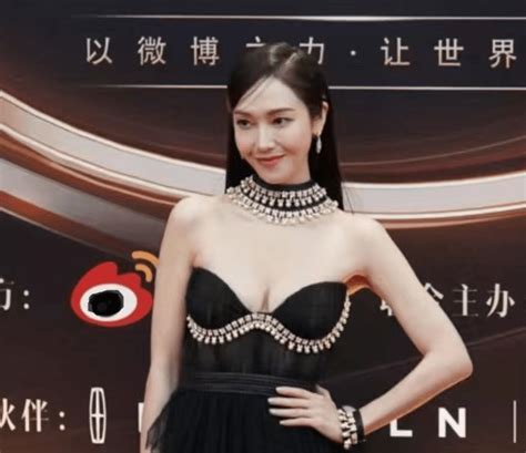 众星亮相微博之夜红毯金晨肚脐抢镜虞书欣老气白鹿腰身粗壮 搜狐大视野 搜狐新闻