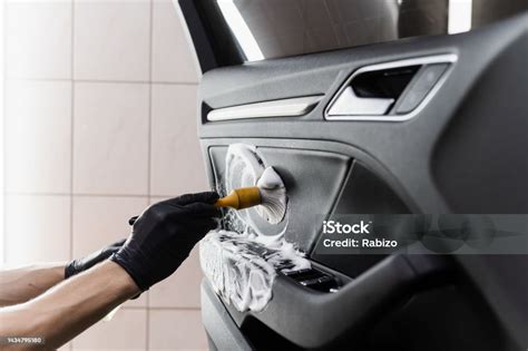 자동차 문 손잡이 안쪽에 브러시로 거품 및 세제 청소 과정 자동차 상세 서비스 고객의 가죽 내부를 청소하는 청소 서비스 노동자 고무에 대한 스톡 사진 및 기타 이미지