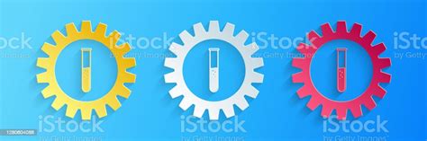 파란색 배경에 격리 된 용지 절단 기어 및 테스트 튜브 아이콘 코그휠 과 플라스크 기호 실험 실험실 유리 화학 연구 기호 종이