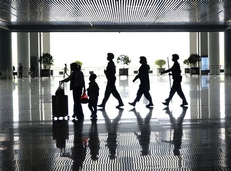 襄阳铁警圆满完成“五一”小长假旅客返程安保工作行李箱