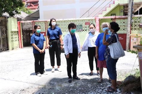 เขตลาดกระบัง ลงพื้นที่ตรวจสอบเรื่องร้องเรียนน้ำจากบ่อพักท่อระบายน้ำไหลเอ่อล้นสู่ถนน สำนักงาน