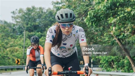 사이클링 대회 아시아 중국 여성 사이클리스트 정면 모습 시골 장면 아침 말레이시아에 대한 스톡 사진 및 기타 이미지