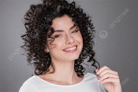 곱슬 머리를 가진 아름 다운 여자 곱슬 머리를 가진 아름 다운 웃는 여자의 초상화 배경 및 무료 다운로드를위한 그림 Pngtree