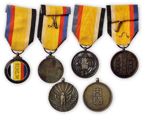 伪满洲国徽章3枚详分大同元年1932年大满洲国建国功劳章1枚地主代表徽章1枚背有国务院地籍整理局字样昭和十年