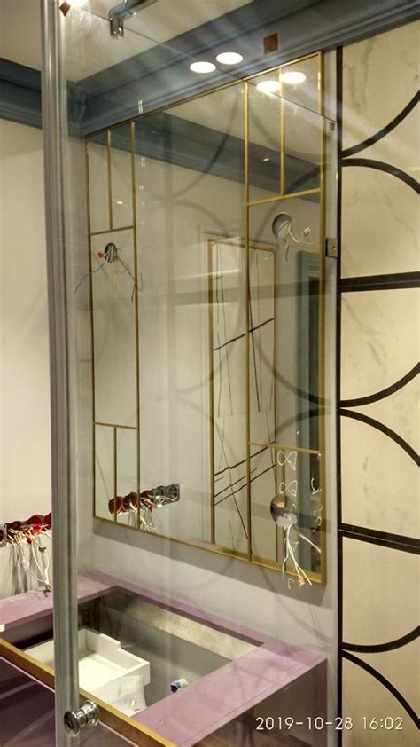 Зеркало в ванной В проекте использовали зеркало серебро 4мм Изделие в латунной рамке