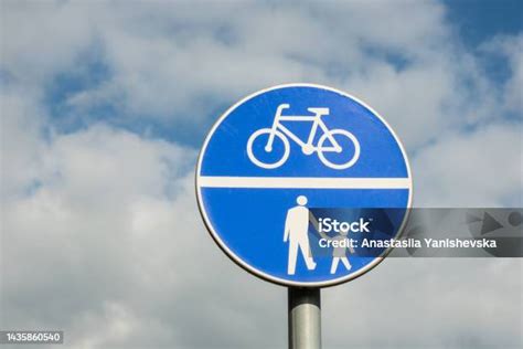자전거 및 보행자 경로 공유 표지판 도로 표지판 보행자와 자전거는 푸른 하늘을 배경으로 길을 건널 수 있습니다 0명에 대한 스톡 사진 및 기타 이미지 Istock