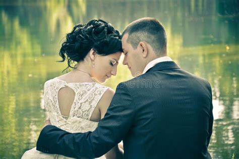 El Retrato Sensual Al Aire Libre De Pares Hermosos Jovenes En El Amor Que Presenta En Verano