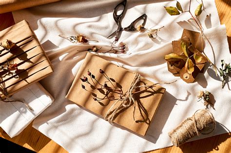 재활용 종이에 싸서 린넨 식탁보에 말린 꽃으로 장식 한 선물 자연스러운 미학 폐기물 제로 플라스틱 무료 트렌디한 수제 선물 패키지 Diy에 대한 스톡 사진 및 기타 이미지