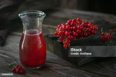 화이트 스파클링 와인과 여름 음료 샴페인 빨간 건포도 얼음 조각 민트 잎을 곁들인 홈메이드 상쾌한 과일 칵테일 또는 펀치 0명에 대한 스톡 사진 및 기타 이미지 Istock