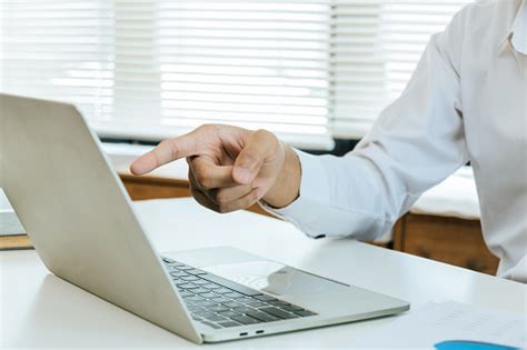 비즈니스 맨은 홈 오피스에서 책상에 금융 문서 보고서 및 디지털 노트북 컴퓨터에 대해 손으로 작업하고 계산 디지털 온라인 마케팅 및 금융 비즈니스 기술 개념 가리키기에 대한