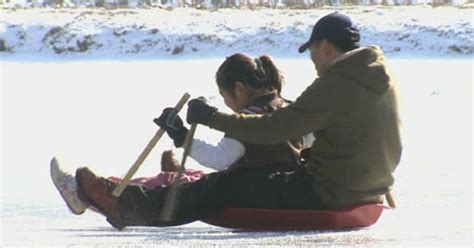 얼음 위에서 썰매 타고 팽이도 치고