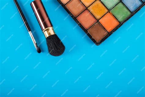 파란색 배경에 메이크업 팔레트 및 브러쉬의 높은보기 무료 사진