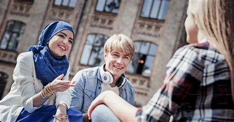 즐거운 상호 작용 기뻐하는 긍정적 인 좋은 학생들은 함께 앉아서 멋진 분위기에서 대화를 나눴습니다 사진 Unsplash의 우크라이나 이미지