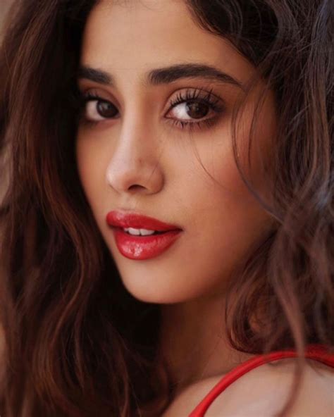 Janhvi Kapoor సరికొత్త పోజులతో సెగలు పుట్టిస్తున్న జాన్వీ కపూర్