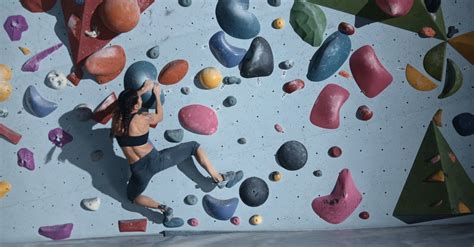 강한 건강 결단 경쟁 균형 그립 근육질의 기술 동등 등반가 등산 로프 마구 모험 몸매가 좋은 벽 등반 볼더 링 볼더링 짐 사람 스포츠