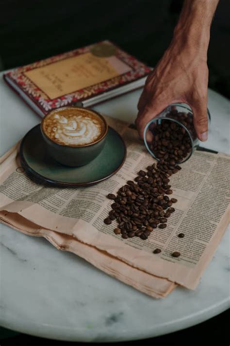 갈색 거품 그라인더 꾸미다양조하다 나무 냄새 독서하는 따뜻한 따뜻한 음료 라떼 아트 라이프스타일 러스틱 레저 머그 미니멀리스트 바리스타 손
