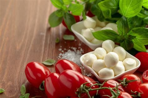 오래된 나무 테이블에 바질과 토마토를 곁들인 모짜렐라 치즈 건강한 식생활에 대한 스톡 사진 및 기타 이미지 건강한 식생활 날것 녹색 Istock