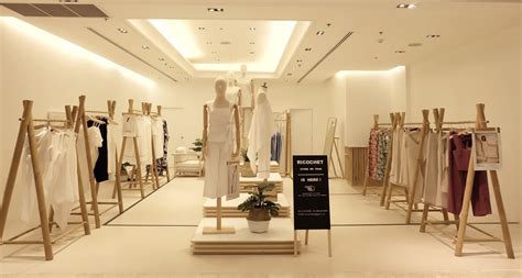 แหล่งขายหุ่นโชว์เสื้อผ้า ไม้แขวนเสื้อ อุปกรณ์ขายเสื้อผ้า เครื่องประดับ