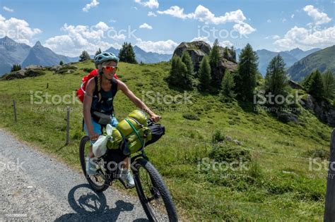 자전거 포장을 하는 여자는 다음 목적지로 가는 길을 따라 자전거를 탄다 익스트림 스포츠에 대한 스톡 사진 및 기타 이미지